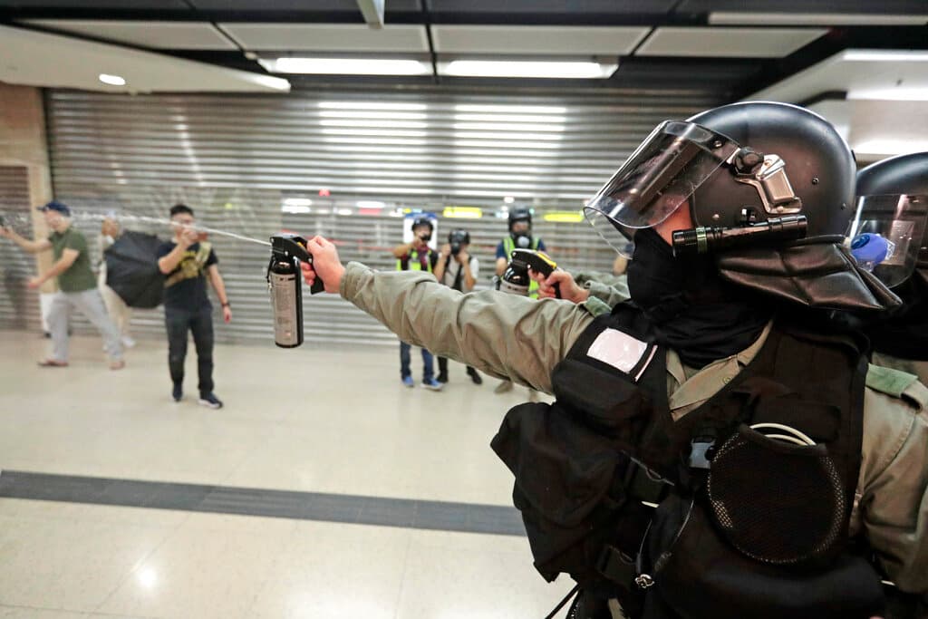 Riot Police Storm Hong Kong Malls To Thwart More Protests | Positive ...